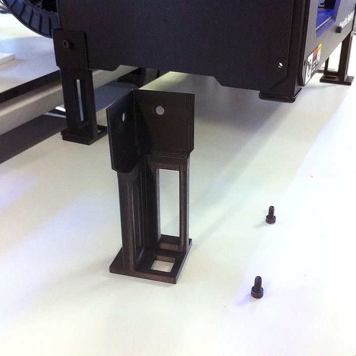 3D Printable MakerBot Rep 2 stand by Franc Falco