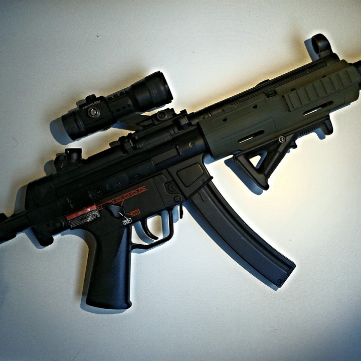 3D Printable handguard and flashligth for mp5 sd airsoft by Julian Arboleda