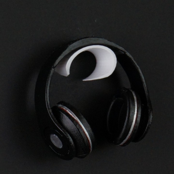 3D Printable Single-piece Ovaloid Headset Wall Mount by Brian Roeder