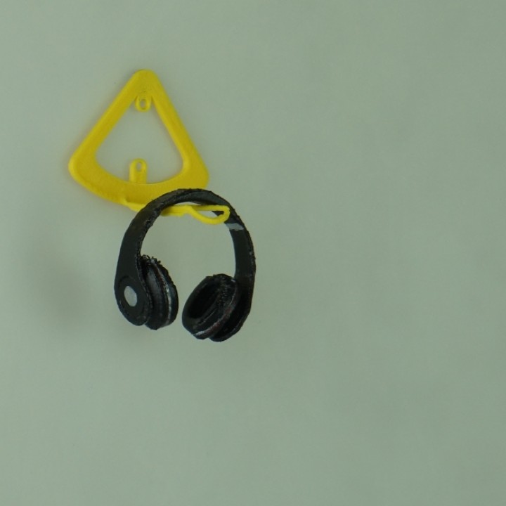 3D Printable Linus Tech Tips/Silverstone Headphone holder by Fearghal ...