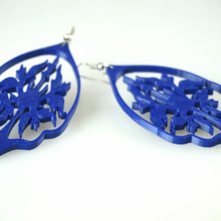 3D Printable Elegant Earrings by Larisa