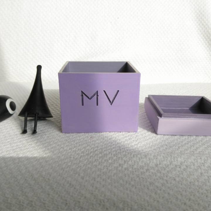 3D Printable Monument Valley Crow & Box by Diego Pérez