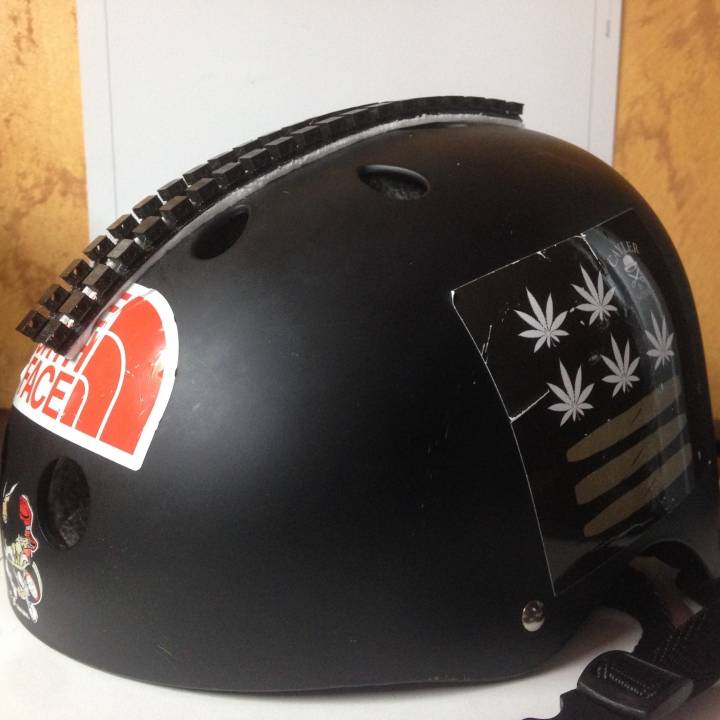 3D Printable Universal Helmet Skydiving Mount for GoPro by Davide Giordano