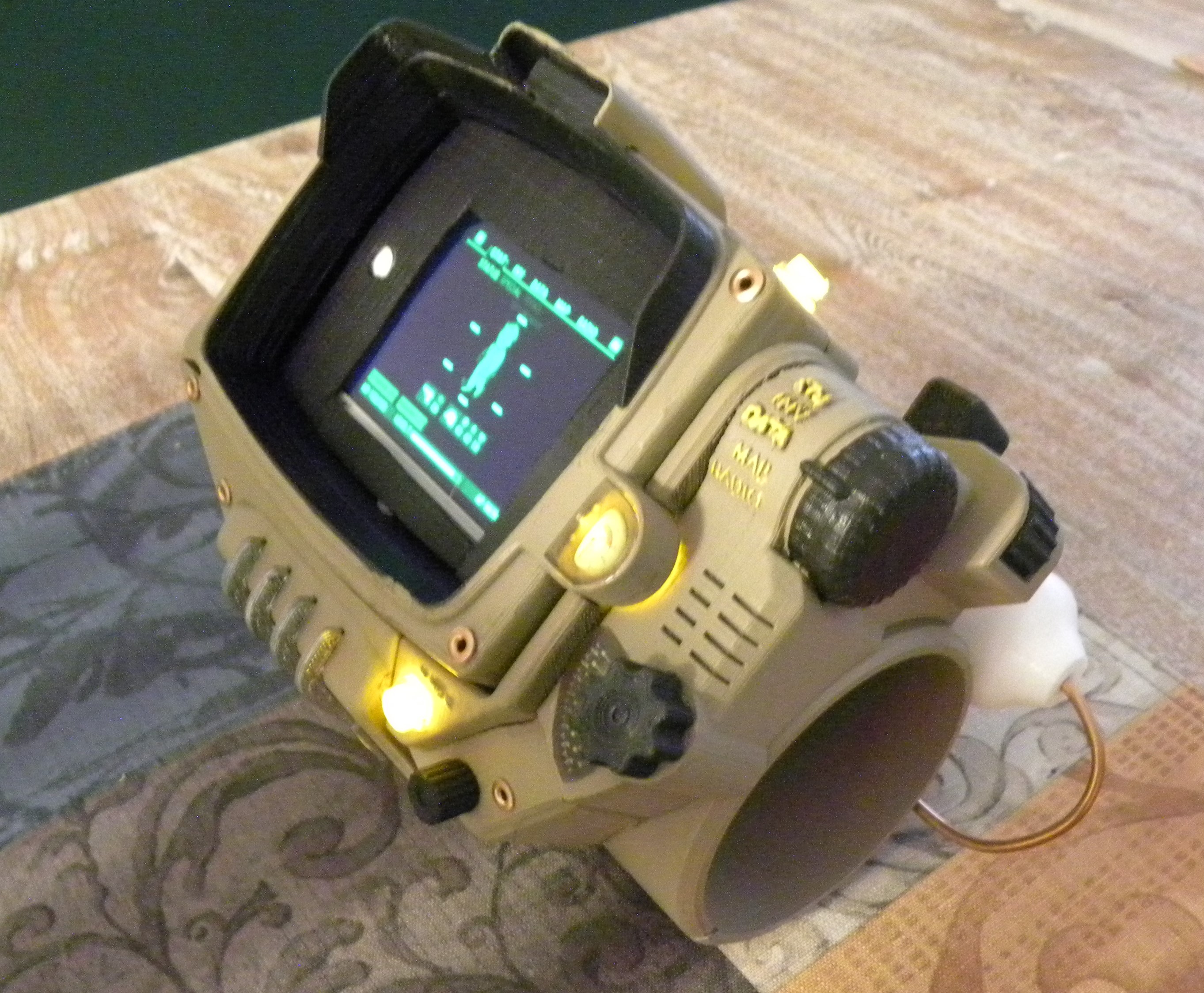3D Printable Fallout 4 pipboy MKIV by Tom Burgess