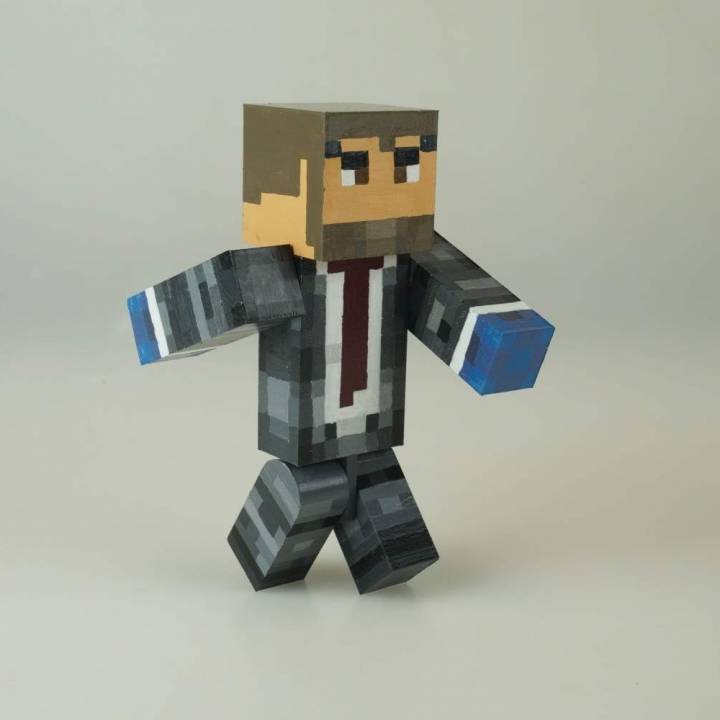 3D Printable Minecraft Mask by Valentin Lheureux