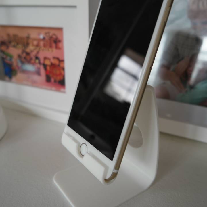 3D Printable Iphone Stand by D+E3d