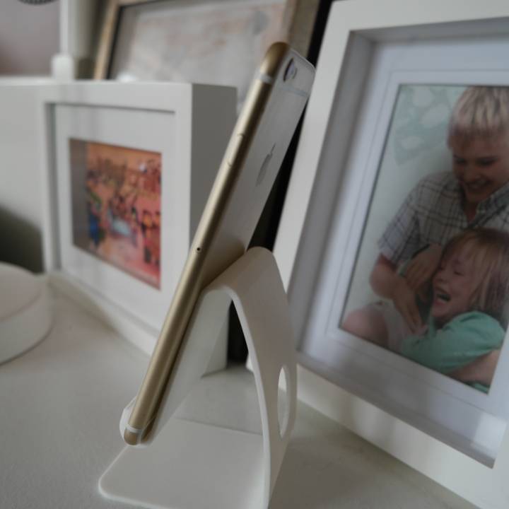 3D Printable Iphone Stand by D+E3d