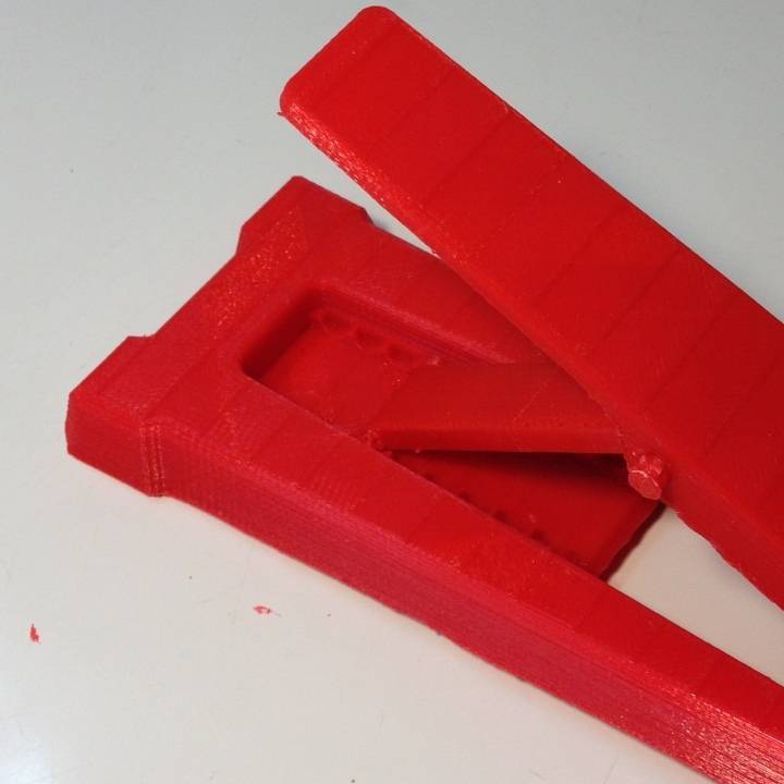 3D Printable Keyboard Angle Adjuster by Lewis Manuel