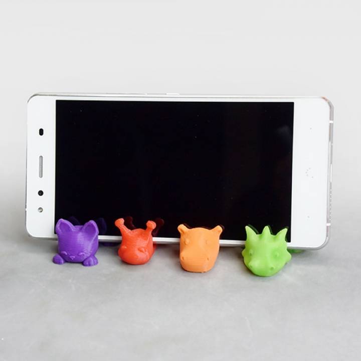 3D Printable Keychain / Smartphone Stand by Sonia Verdu