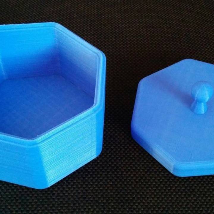 3D Printable 7-Sided Box With Top by Birk Binnard
