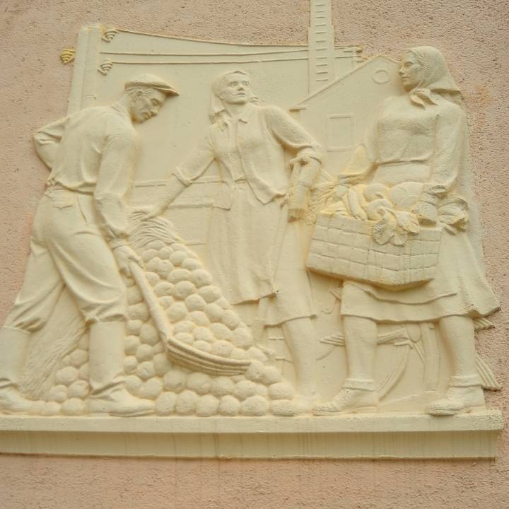 3D Printable Relief: Workers by Scan The World