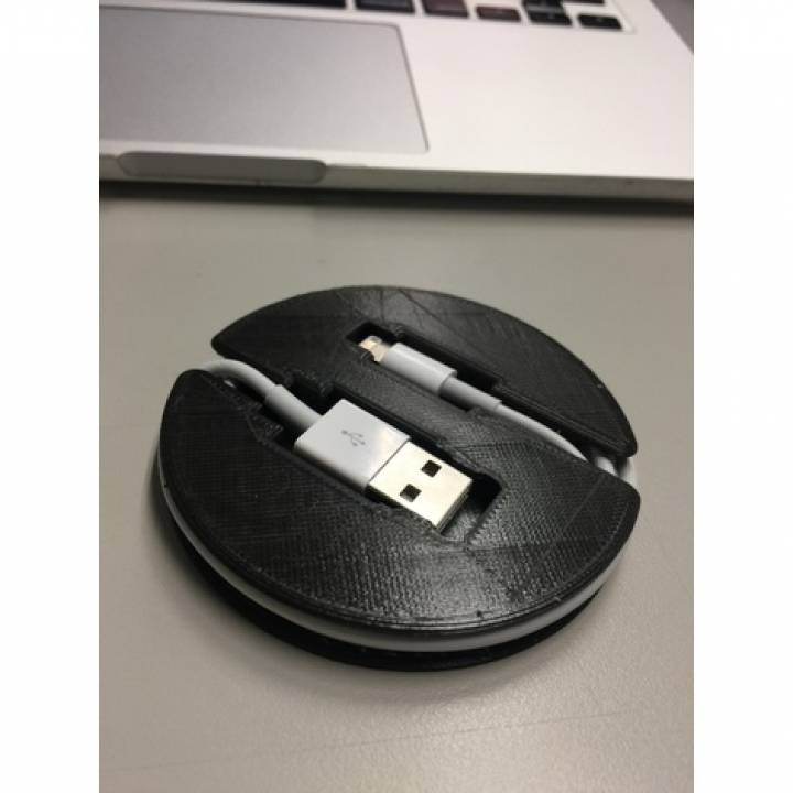 3D Printable iPhone iPad Cable Organizer by Steve5092