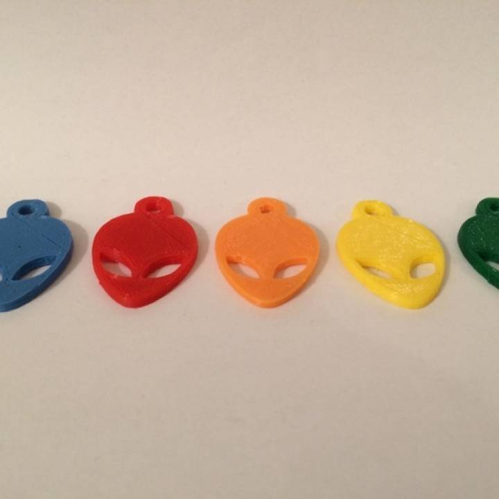 3D Printable Alien Head Keychain by fractalnoise