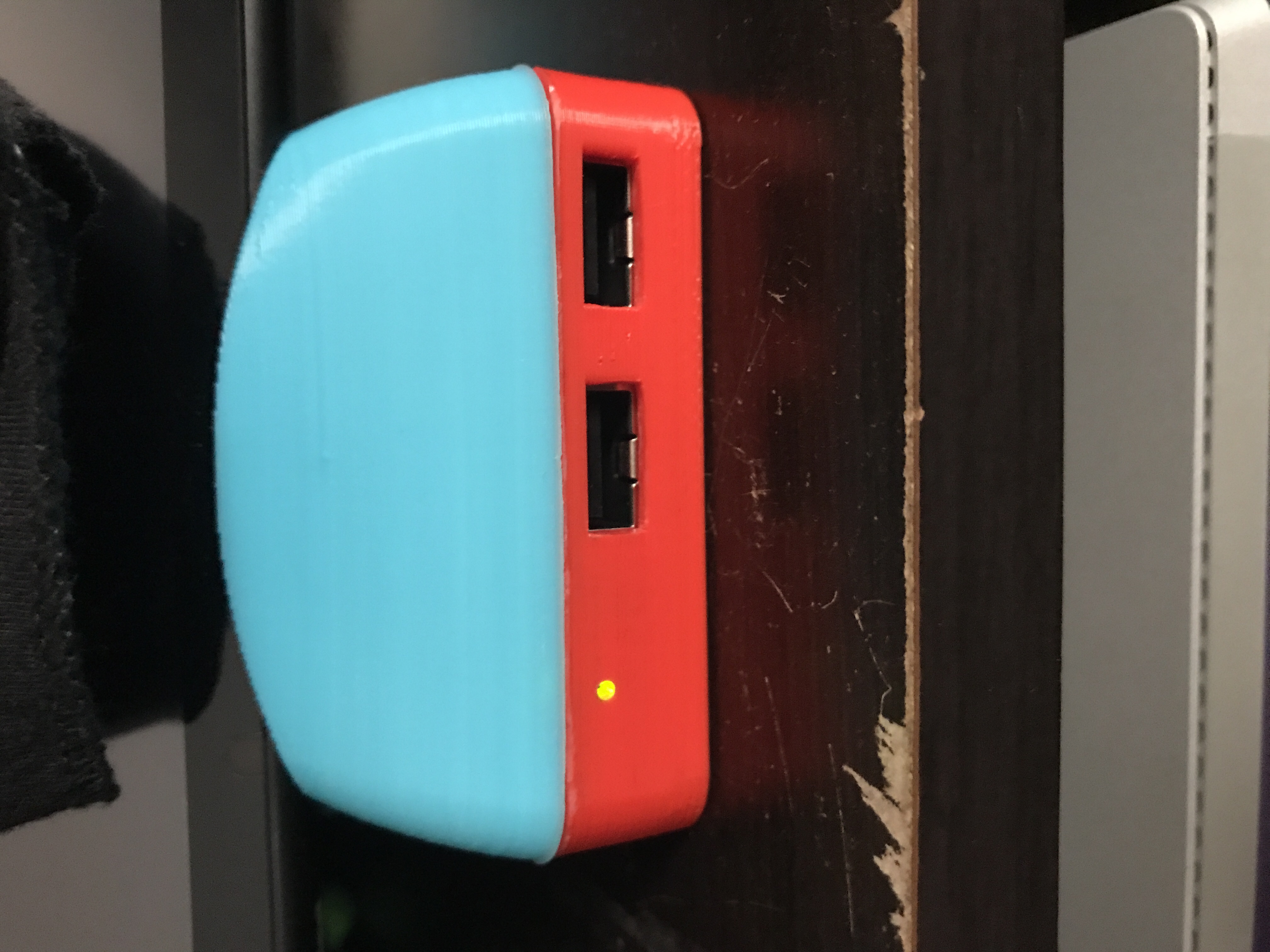 3D Printable Mini Nintendo Switch docking station by Elroy Andela
