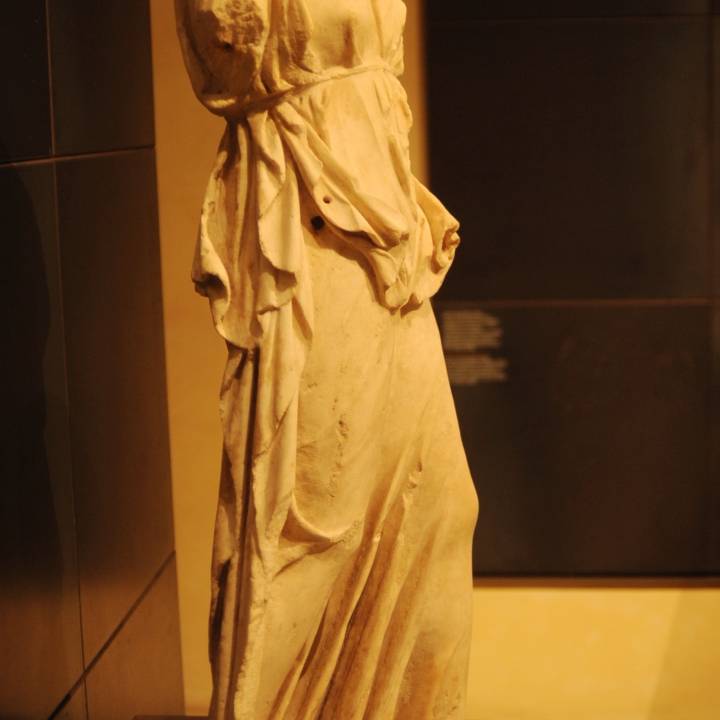 3D Printable Draped Female Statue by Scan The World