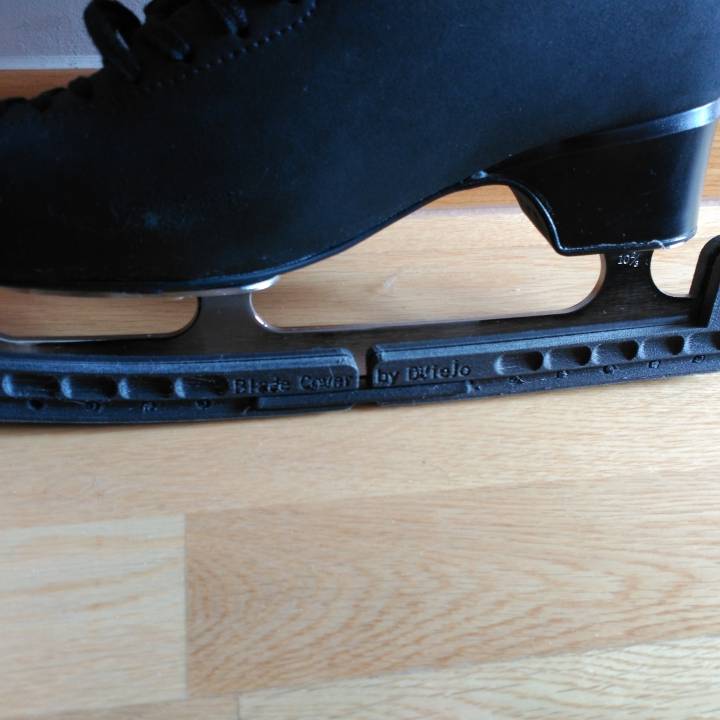 3D Printable Customizable Blade Guards by Diego Viejo