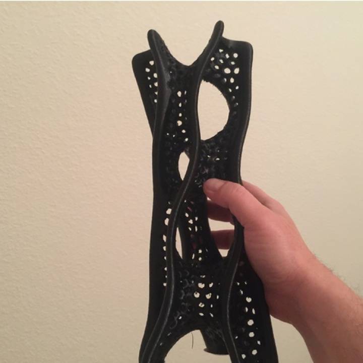 3D Printable Voronoi D Tower by @Dizingof by Shauki B.