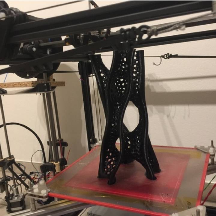 3D Printable Voronoi D Tower by @Dizingof by Shauki B.