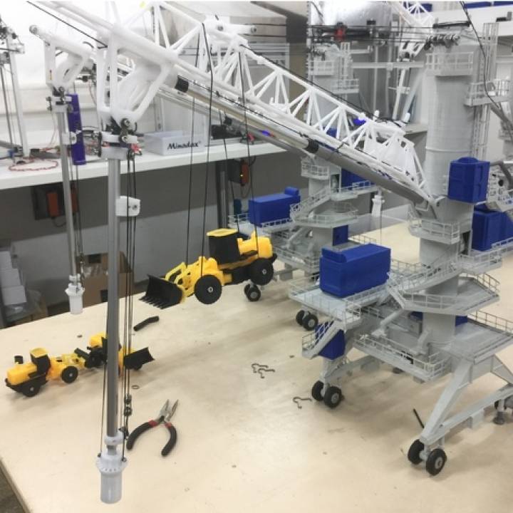 3D Printable CAT Bucket Loader by Shauki B.