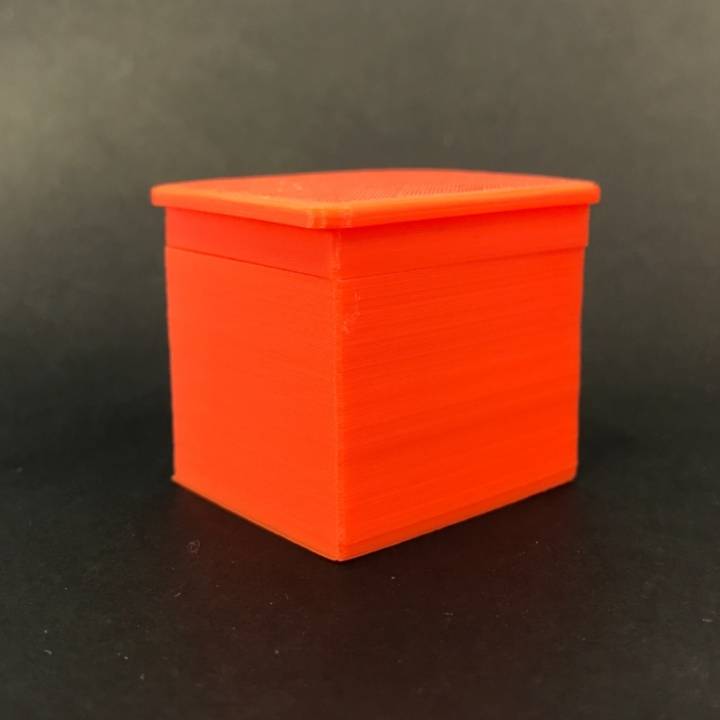 3D Printable Simple-Box-With-A-Lid by Darryl M.