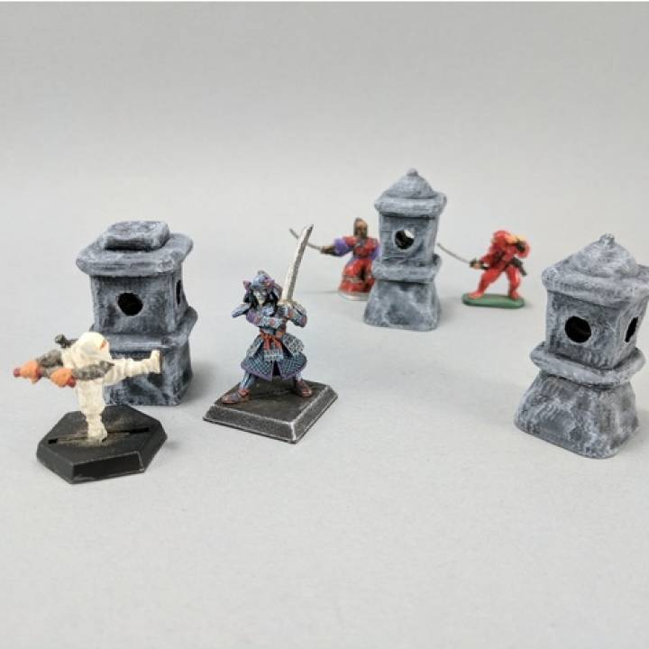 3D Printable 28mm Stone Lanterns (Toro) by Ryan Beasecker