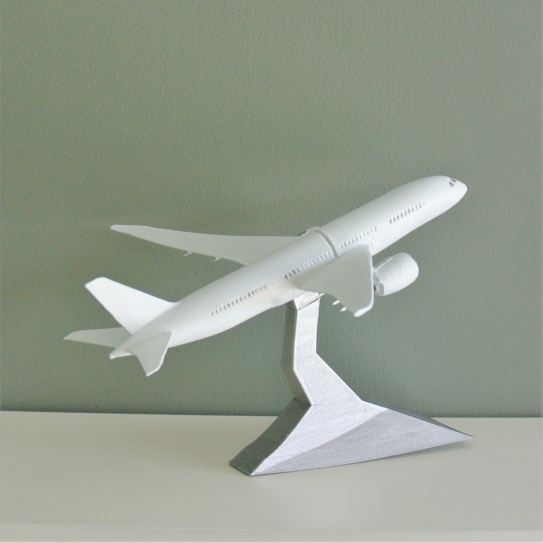 3D Printable Snap-Fit Passenger Airplane 787-8 by Efren Arellano