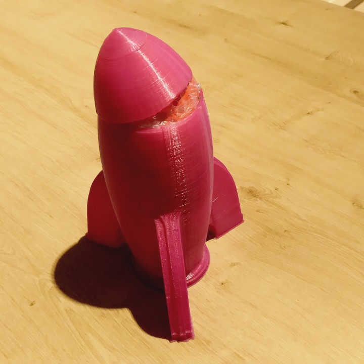 3D Printable Rocket T-Shirt box by Steffen Quievreux