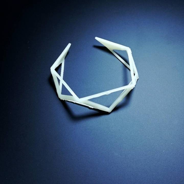 3D Printable Designer Arm Ring by Karnath Philipp