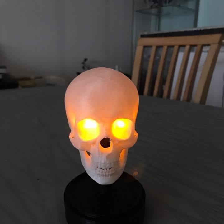3D Printable Skull Stand , with helmet by Thomas Kjeldsen