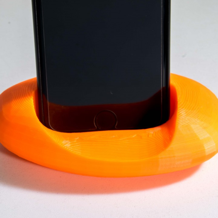 3D Printable Pebble iPhone Dock by Ervin Moreno