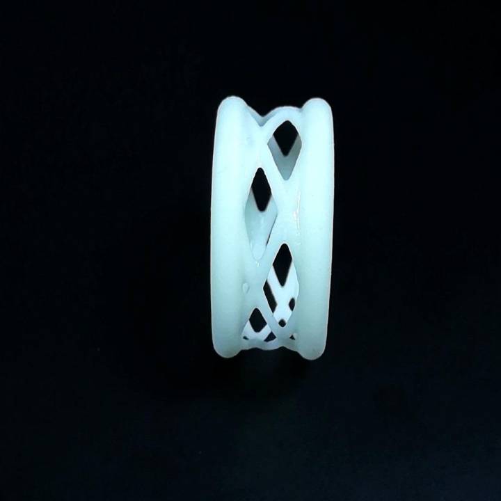 3D Printable Intersecting Ring by Nadja Carstensen