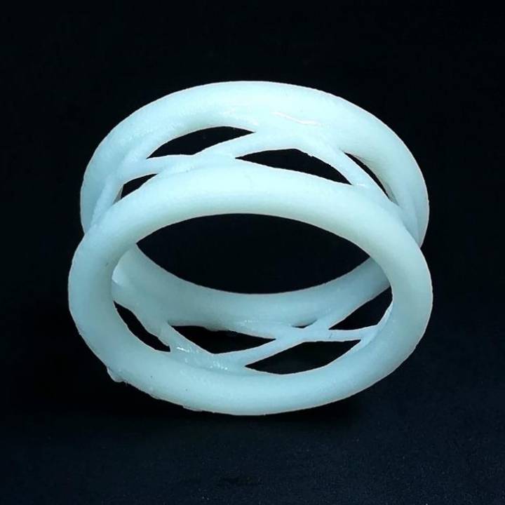 3D Printable Intersecting Ring by Nadja Carstensen