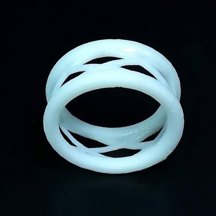 3D Printable Intersecting Ring by Nadja Carstensen