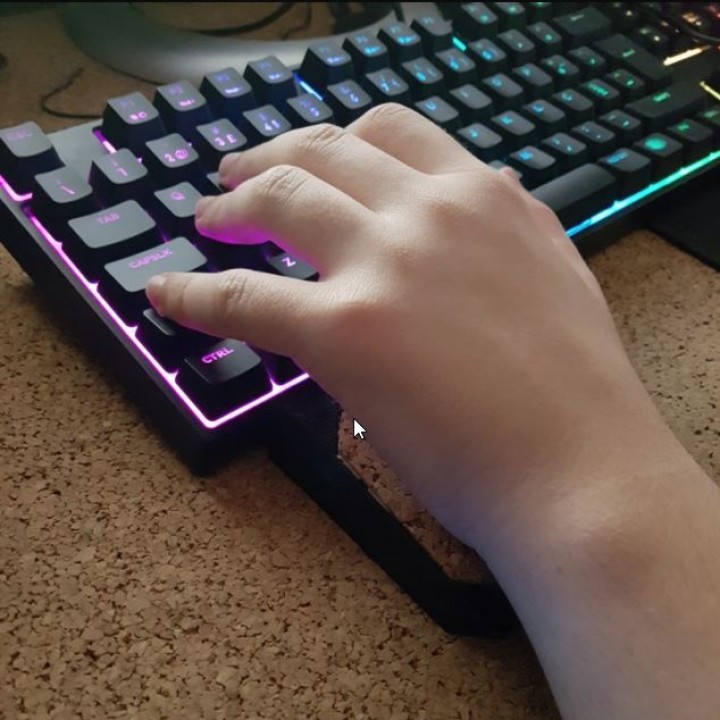 3D Printable Gaming Keyboard Wrist Rest by Miguel Pires