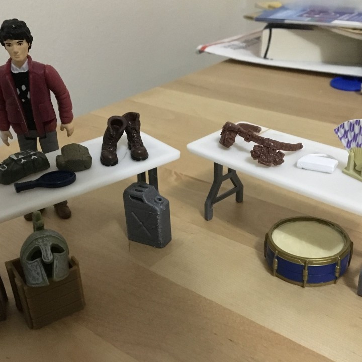 3D Printable Folding table (1:18 scale) by Adrian Herbez