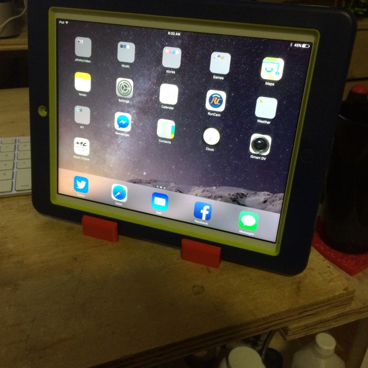 3D Printable Tablet with case stand by thom lamourine