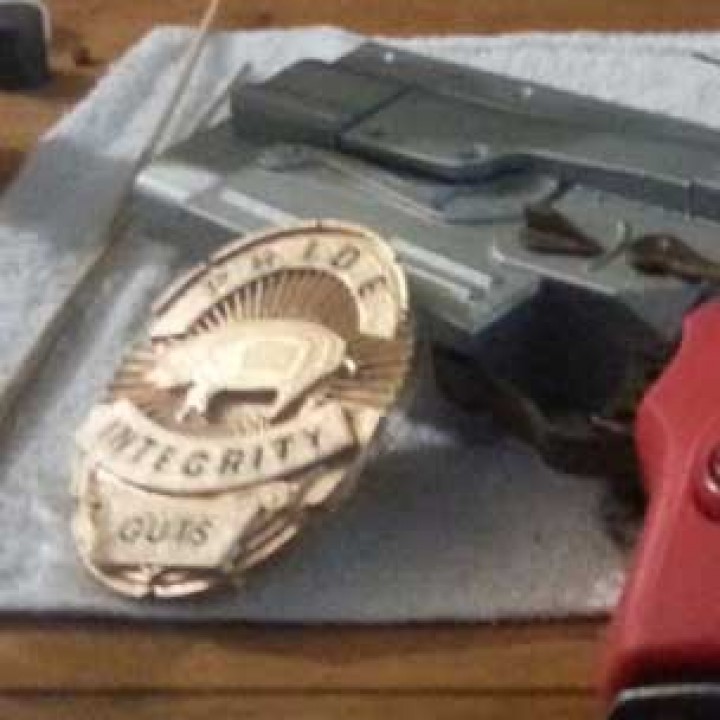 3D Printable Pig Badge by Jon Peters