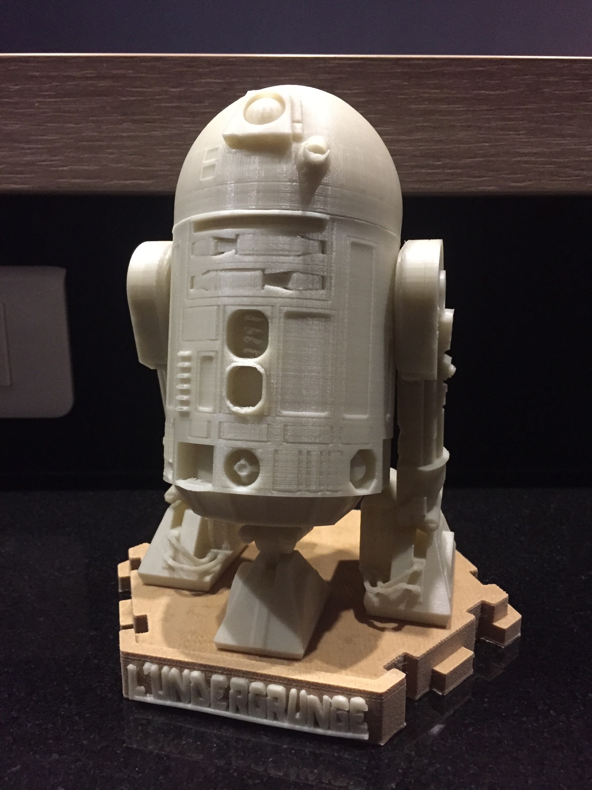 3D Printable R2d2 by Dan