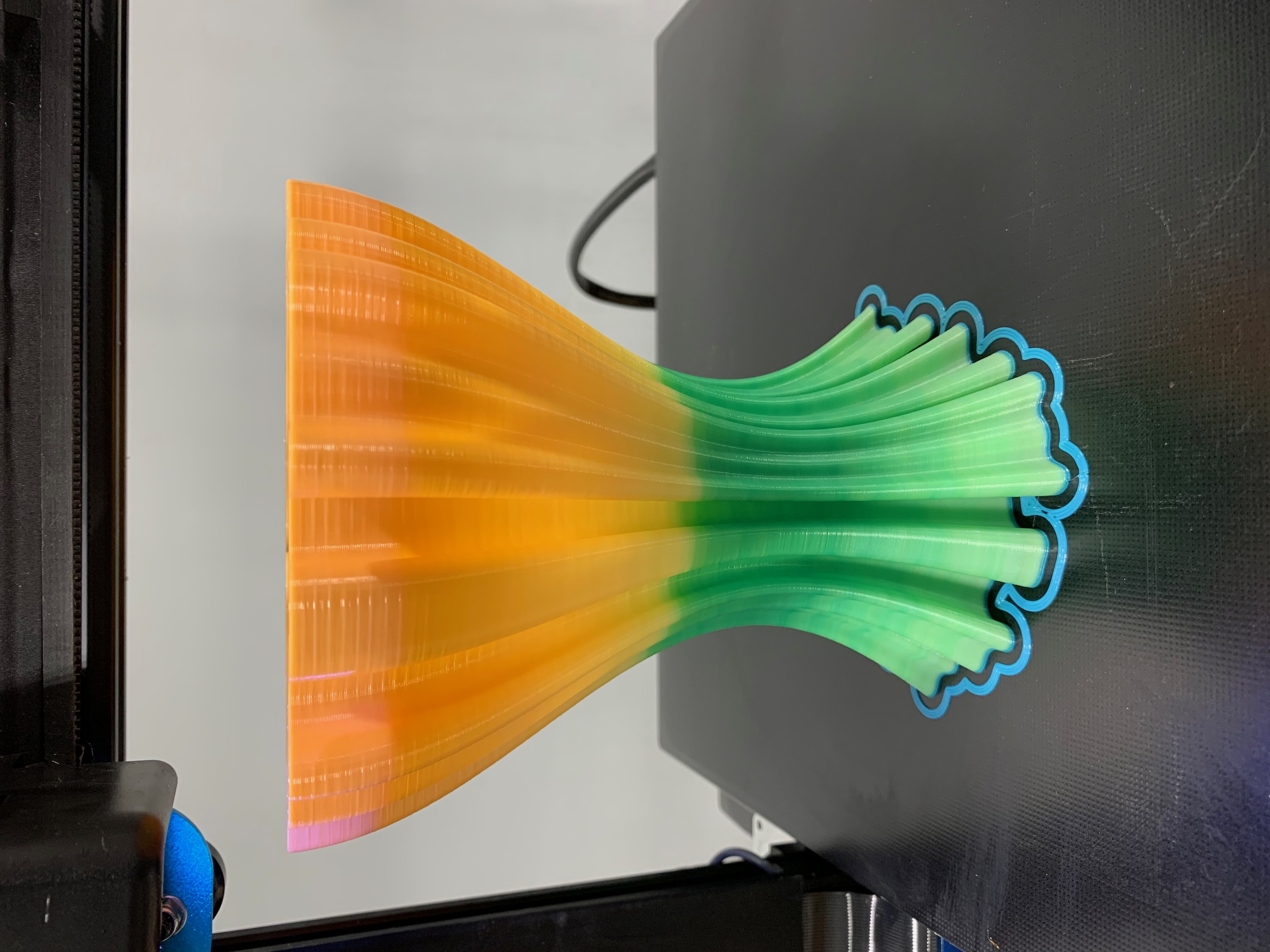 3D Printable Wavy vase by Fernando Jerez