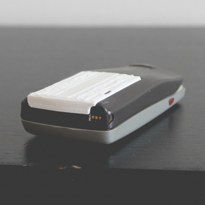 3D Printable Battery cover for Nokia 7650 by Dovydas Vaičiukynas
