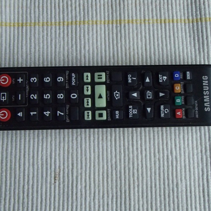 3D Printable Samsung Remote Control Battery Cover by Louis Dionne