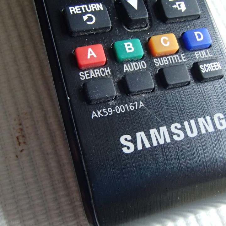 3D Printable Samsung Remote Control Battery Cover by Louis Dionne