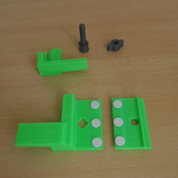 3D Printable ADJUSTABLE DUAL MONITOR SIDE-MOUNT CLIP by Marco Morata
