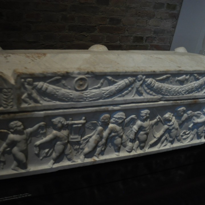 3D Printable Sarcophagus of a child by Scan The World