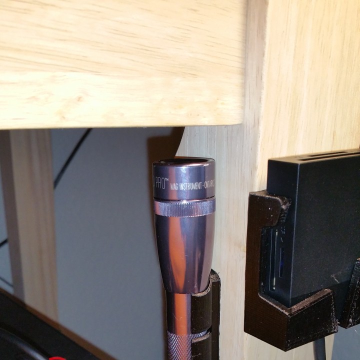3D Printable Mini Maglite Desk Clip by Sandy Lloyd