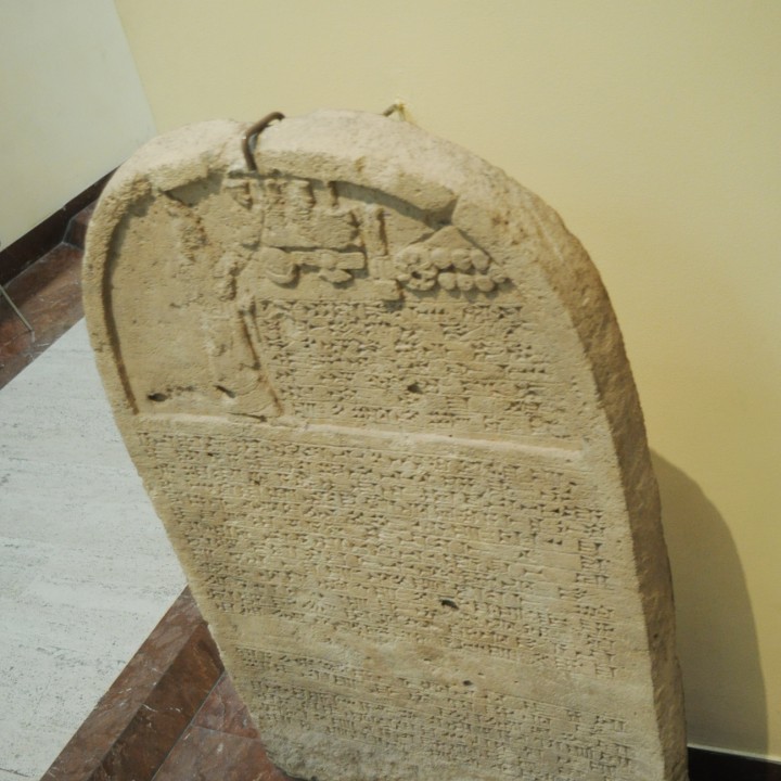 3D Printable King's stele with relief and inscription by Scan The World