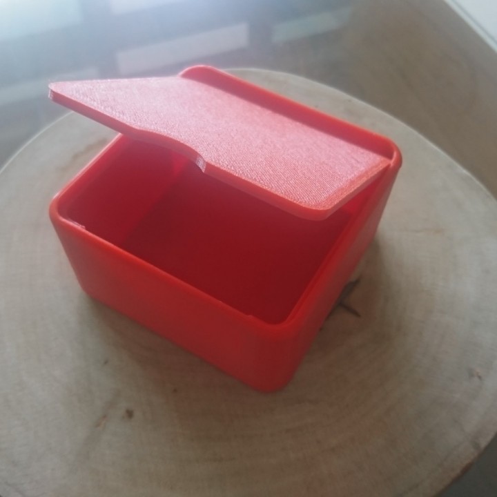 3D Printable Simple box with cover by Jed