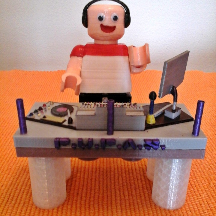 3D Printable LEGO GIANT DJ by MYT