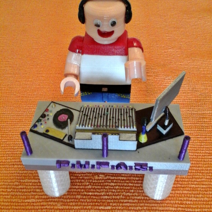 3D Printable LEGO GIANT DJ by MYT