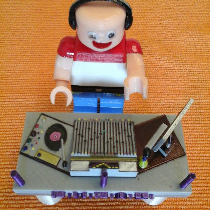3D Printable LEGO GIANT DJ by MYT